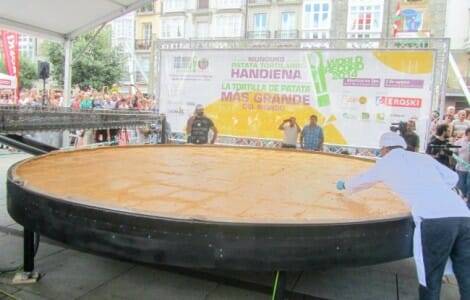 La tortilla de patata más grande del mundo se cocina en Vitoria | Comer